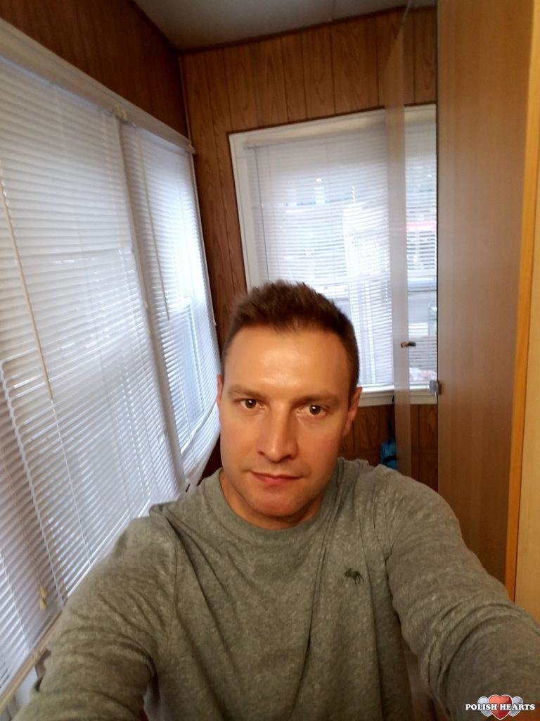 Handsome Polish man: user: Piotreknewjersey, 40 years old
